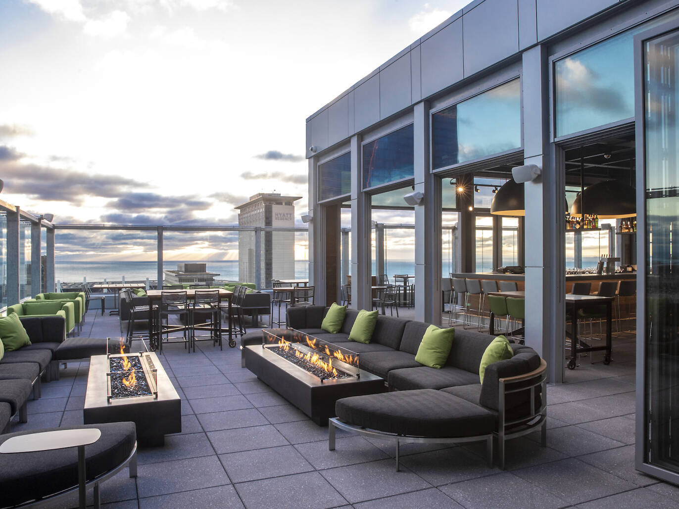 31 Restaurants With Amazing Views of the Chicago Skyline and Lake Michigan