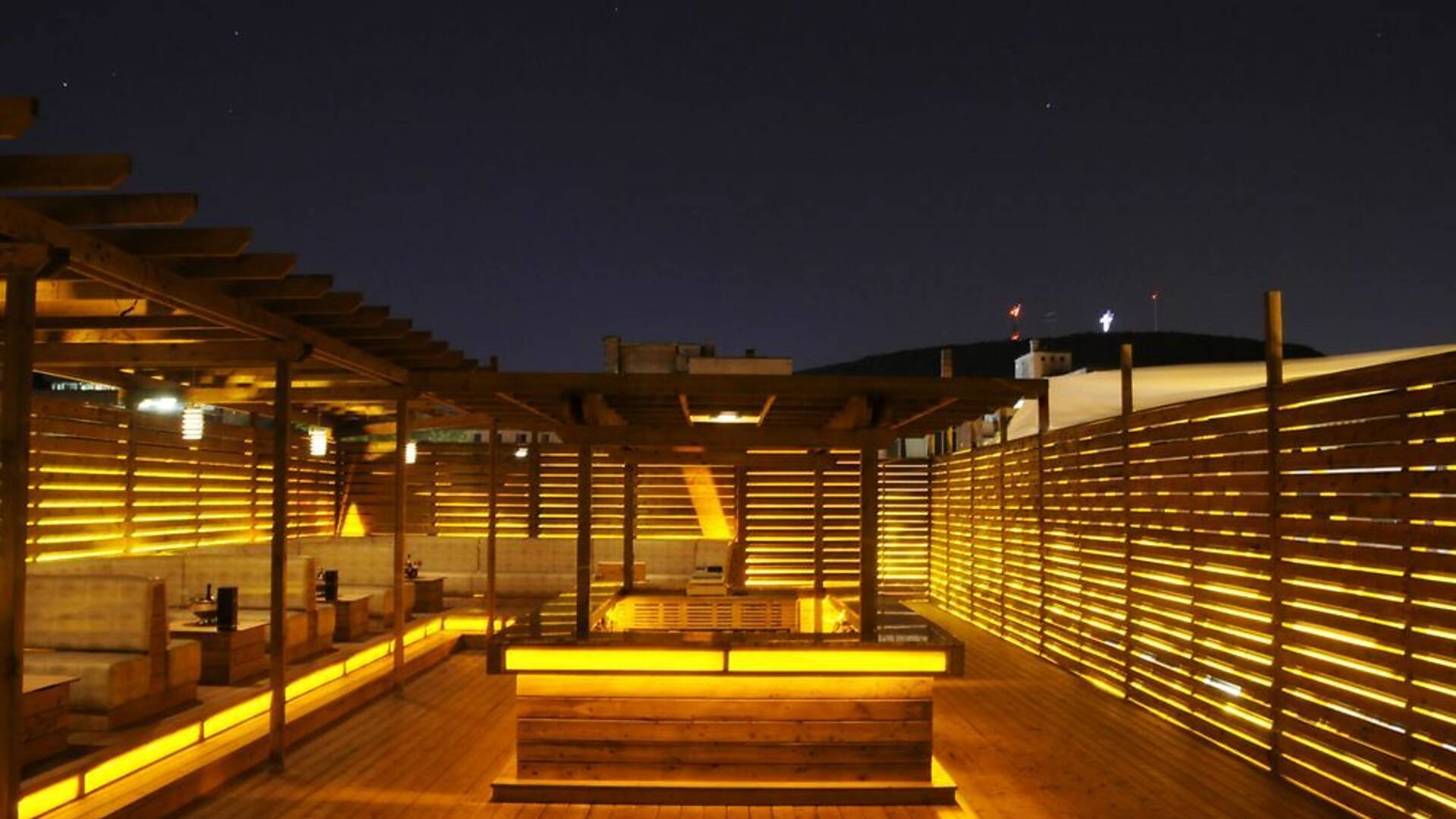 23 Best Rooftop Bars in Montreal To Check Out For Booze with Views