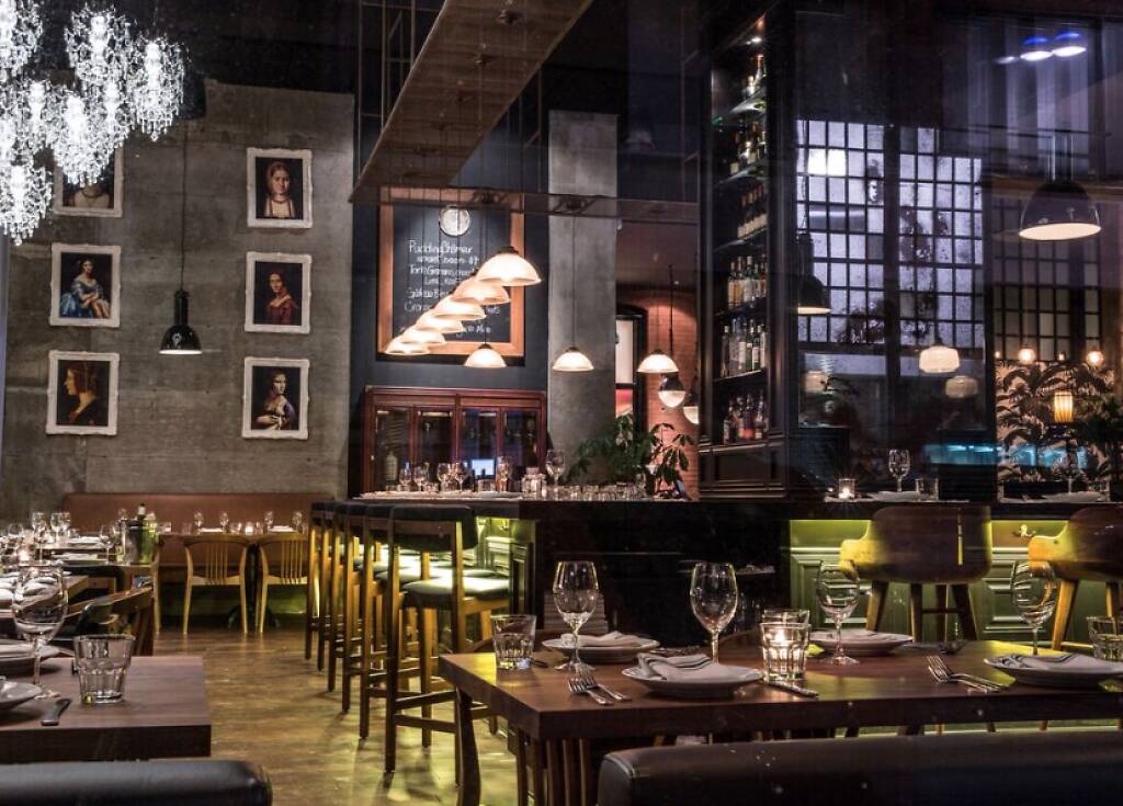 31 Best Old Montreal Restaurants You Need to Eat at Right Now