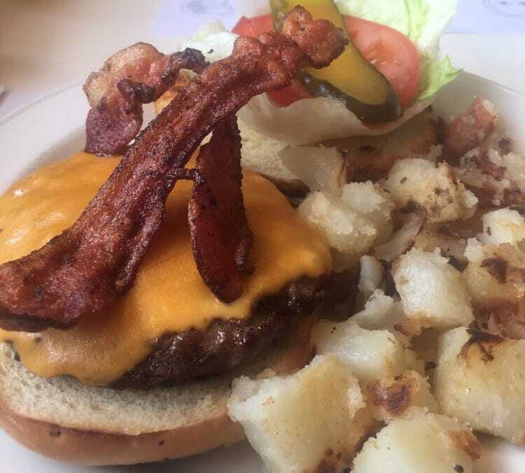 Les 24 meilleurs burgers à montréal à dévorer