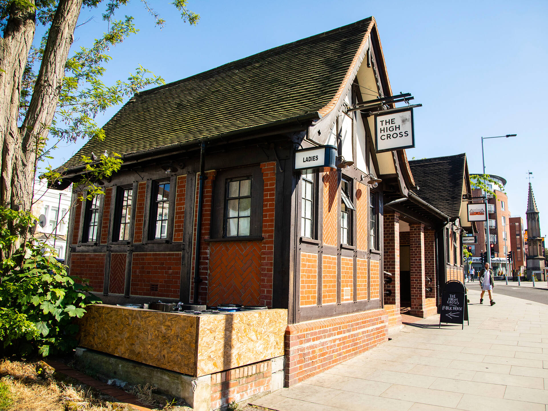 8 Surprising London Bars in Public Toilets