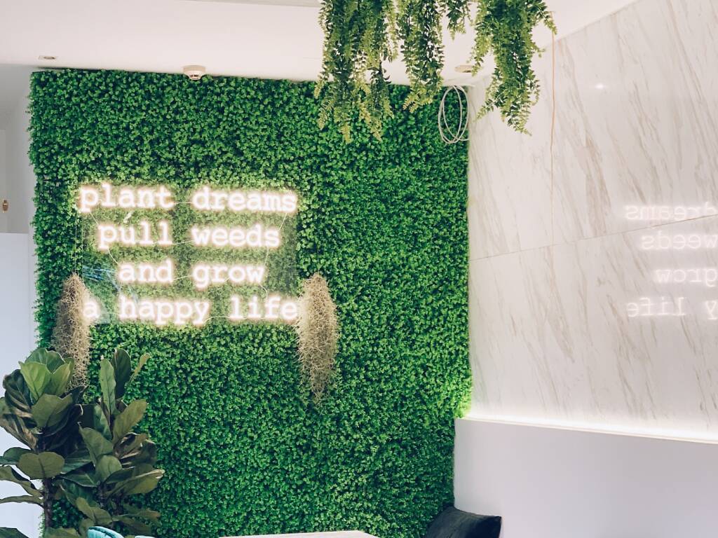 13 Restaurants And Cafés In Singapore with Instagrammable Neon Signs