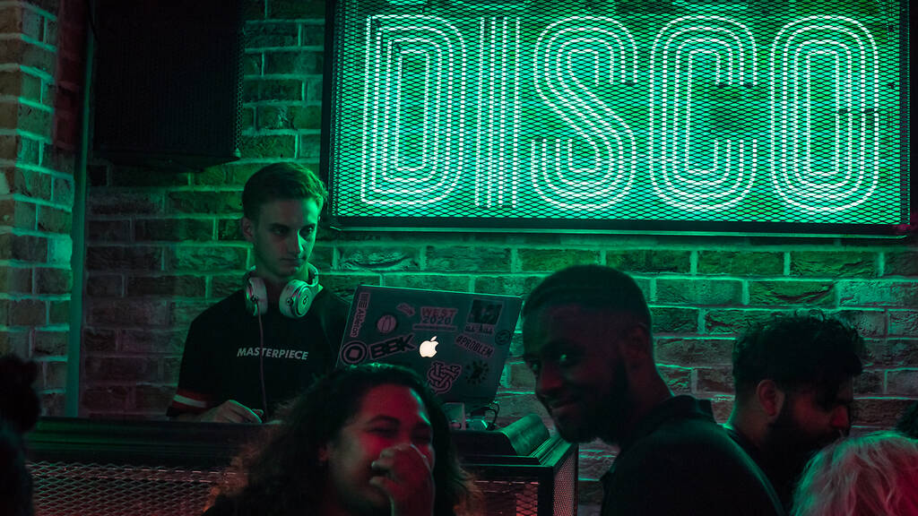 Simmons Oxford Street | Bars and pubs in Soho, London