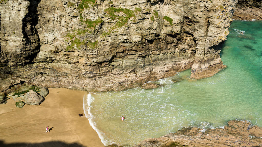 14 Best Beaches in Cornwall for Pretty Views and Clear Waters