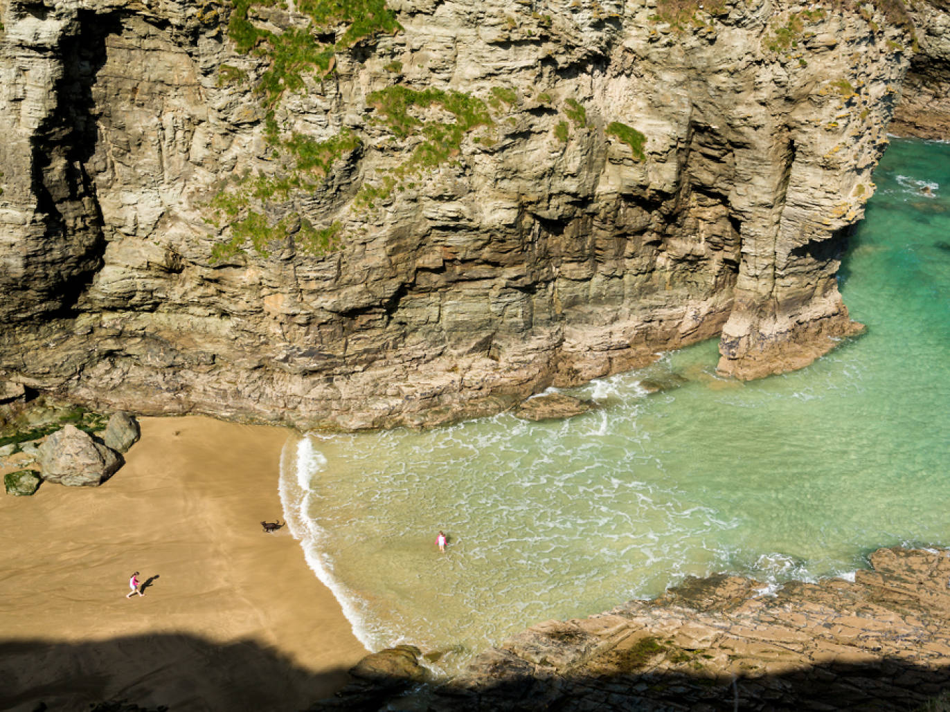 14 Best Beaches in Cornwall for Pretty Views and Clear Waters