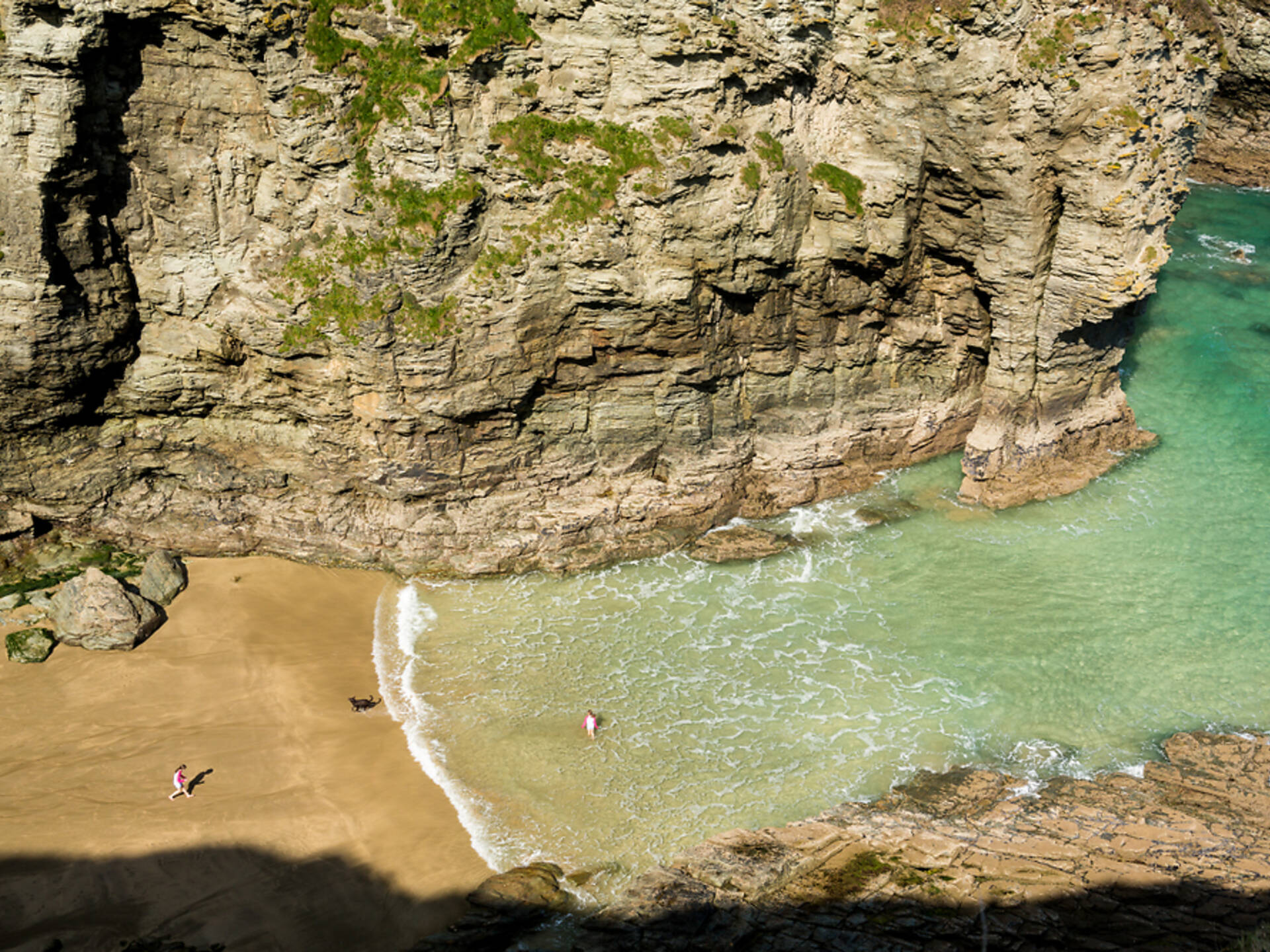 14 Best Beaches in Cornwall for Pretty Views and Clear Waters
