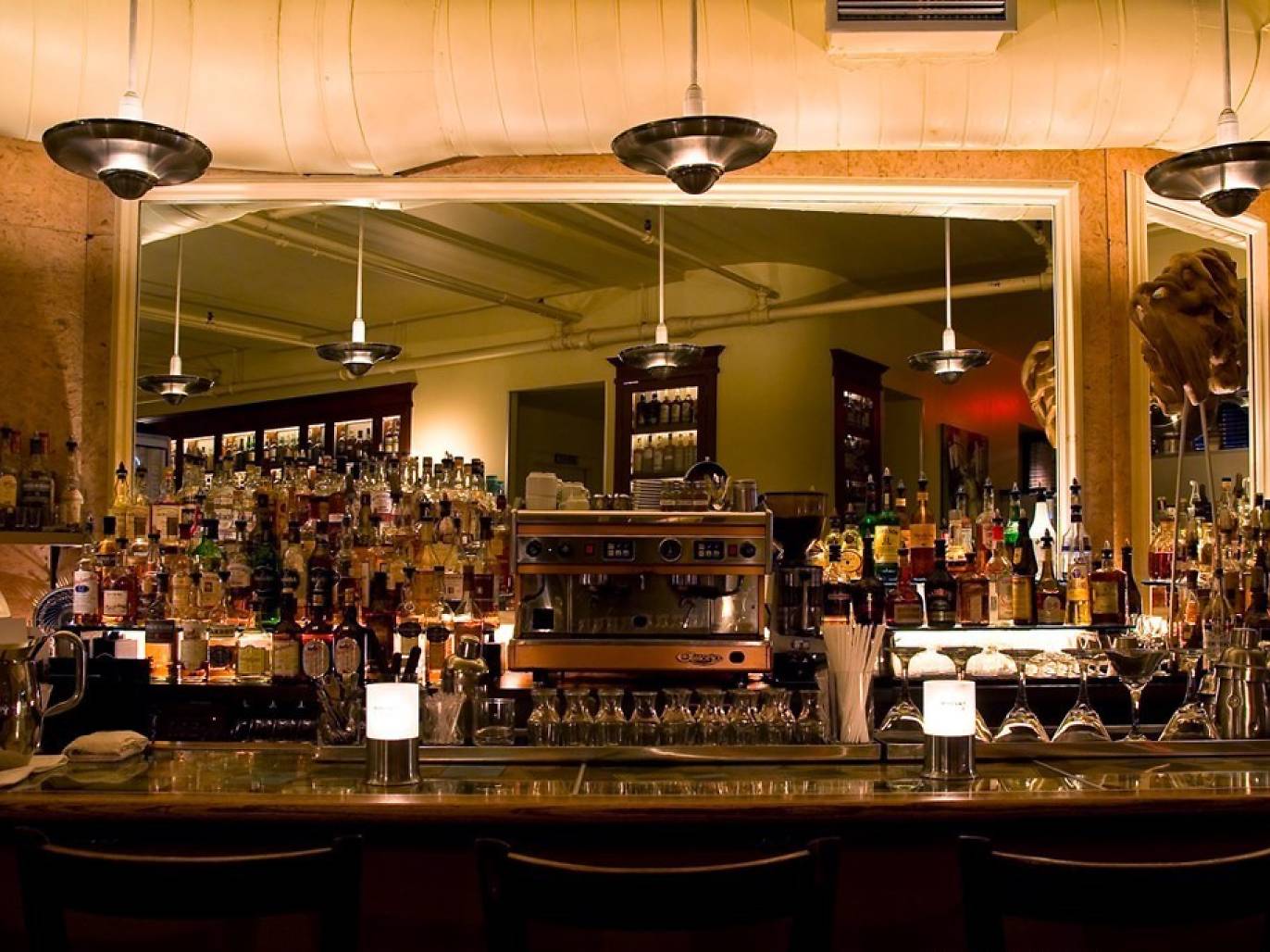 21 Best Mile End Bars in Montreal to Have a Drink at Tonight