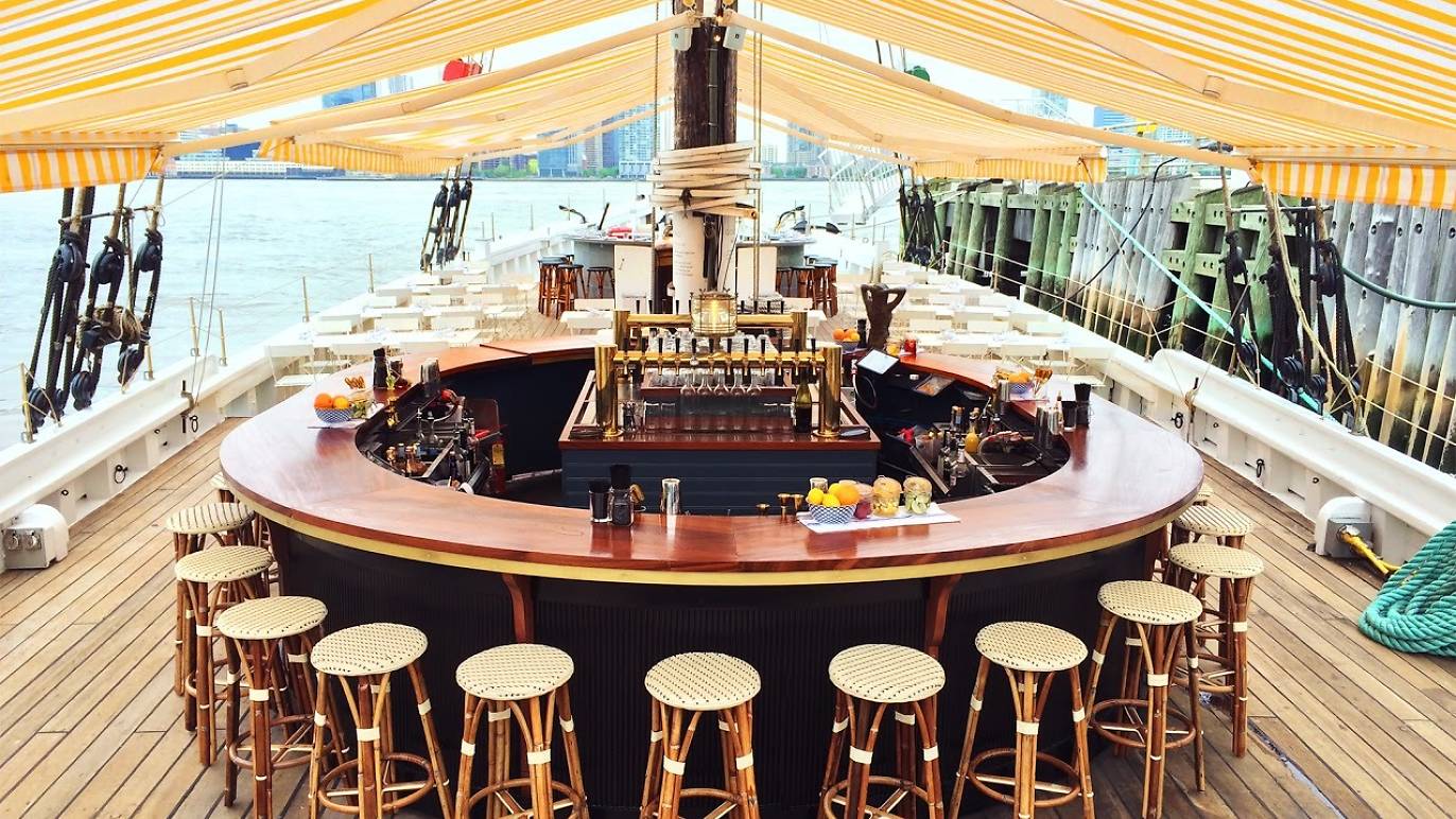 6 Best Boat Bars in NYC for Drinking On the Water
