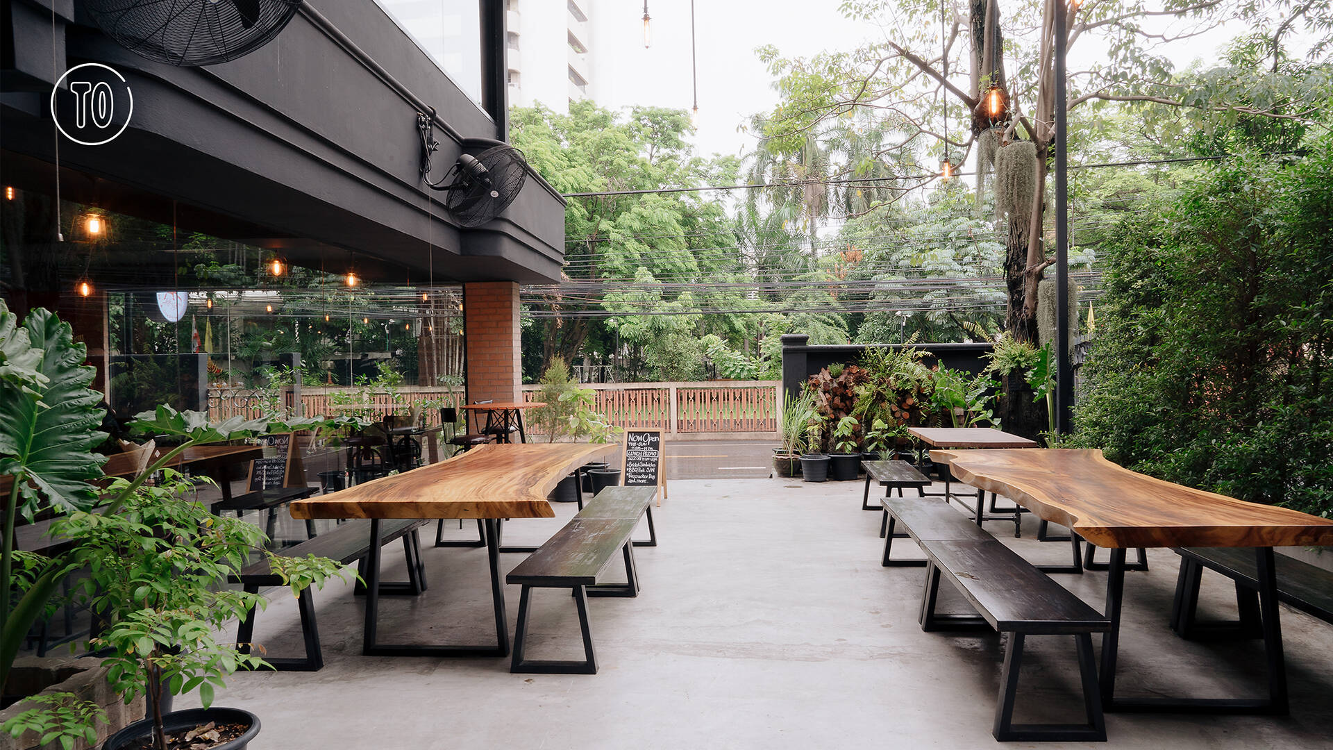 Ash Kickers Briskets & Bourbon | Restaurants in Ekamai, Bangkok