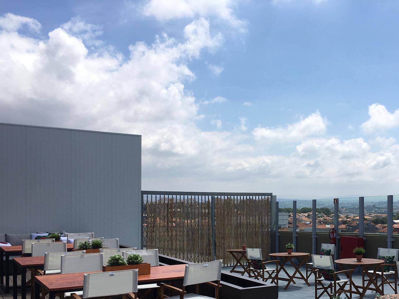 Os melhores rooftops no Porto para aproveitar os fins de tarde