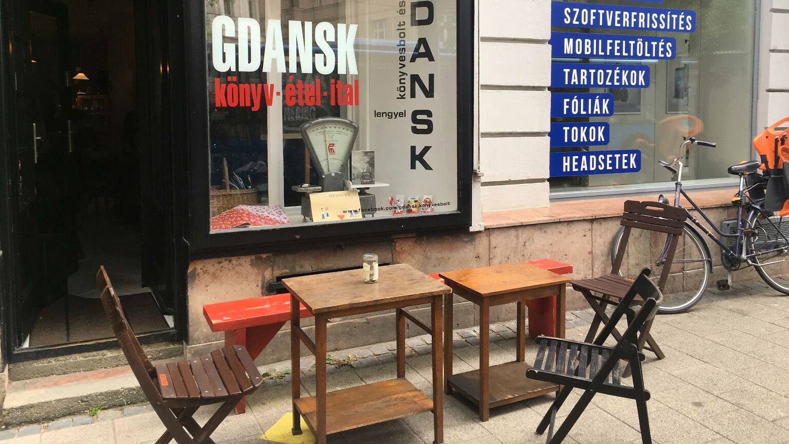 Best Bars in Budapest Guide: Unique Pubs, Rooftops And More (Updated 2025)