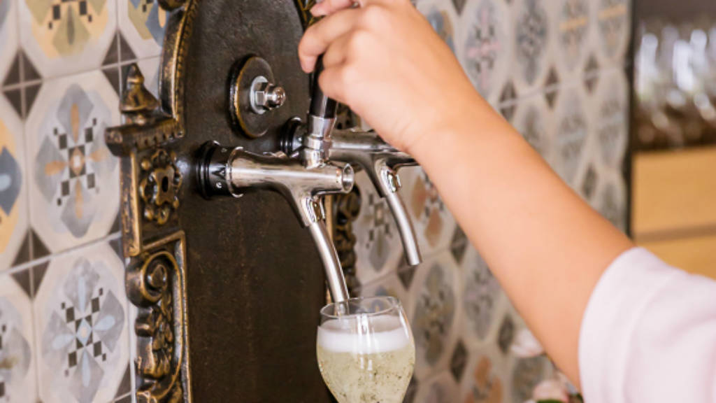 Cleveland Sands Hotel has launched a prosecco fountain