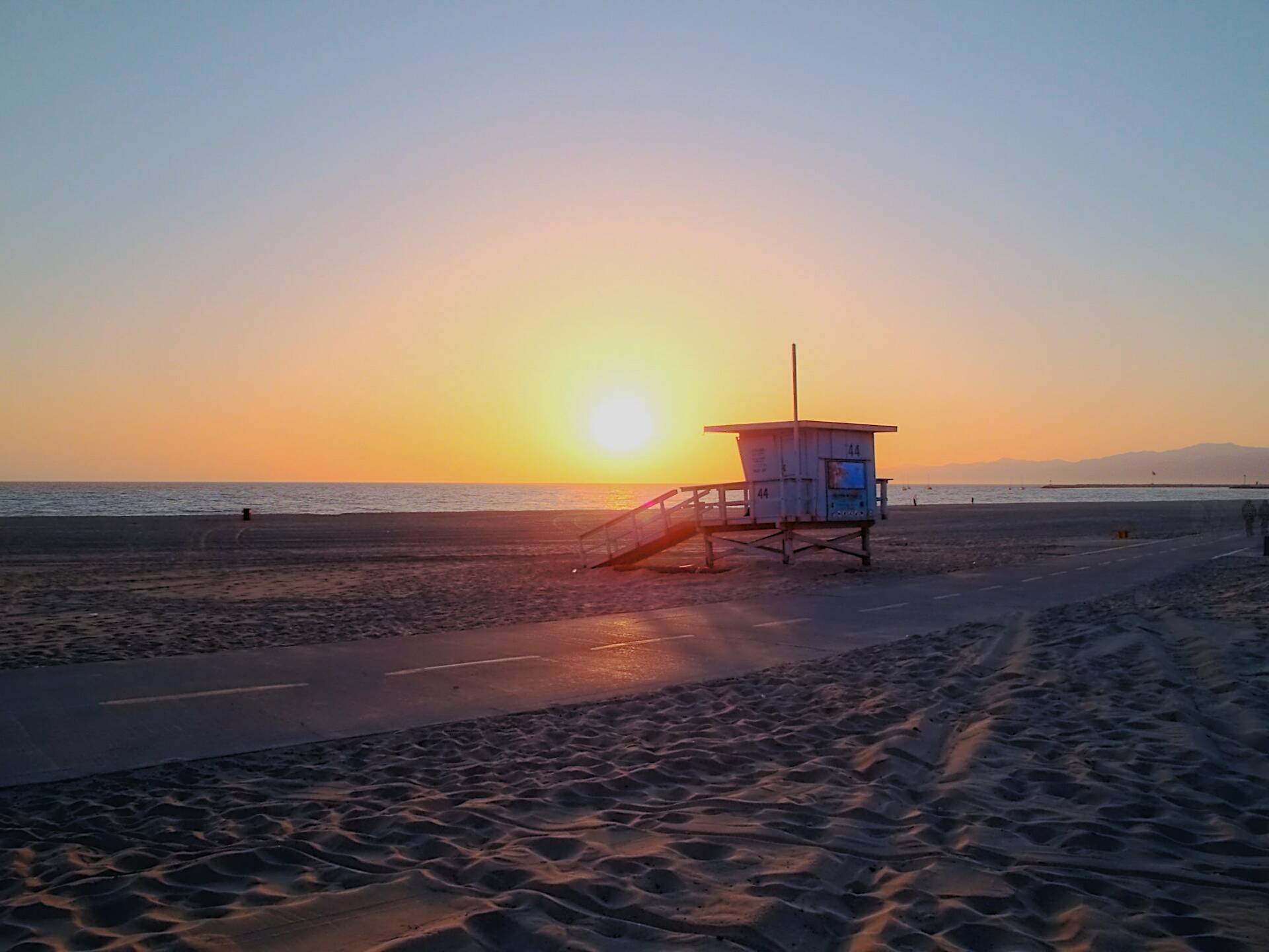 11 Best Beaches in Los Angeles to Surf, Swim & Play All Year Round