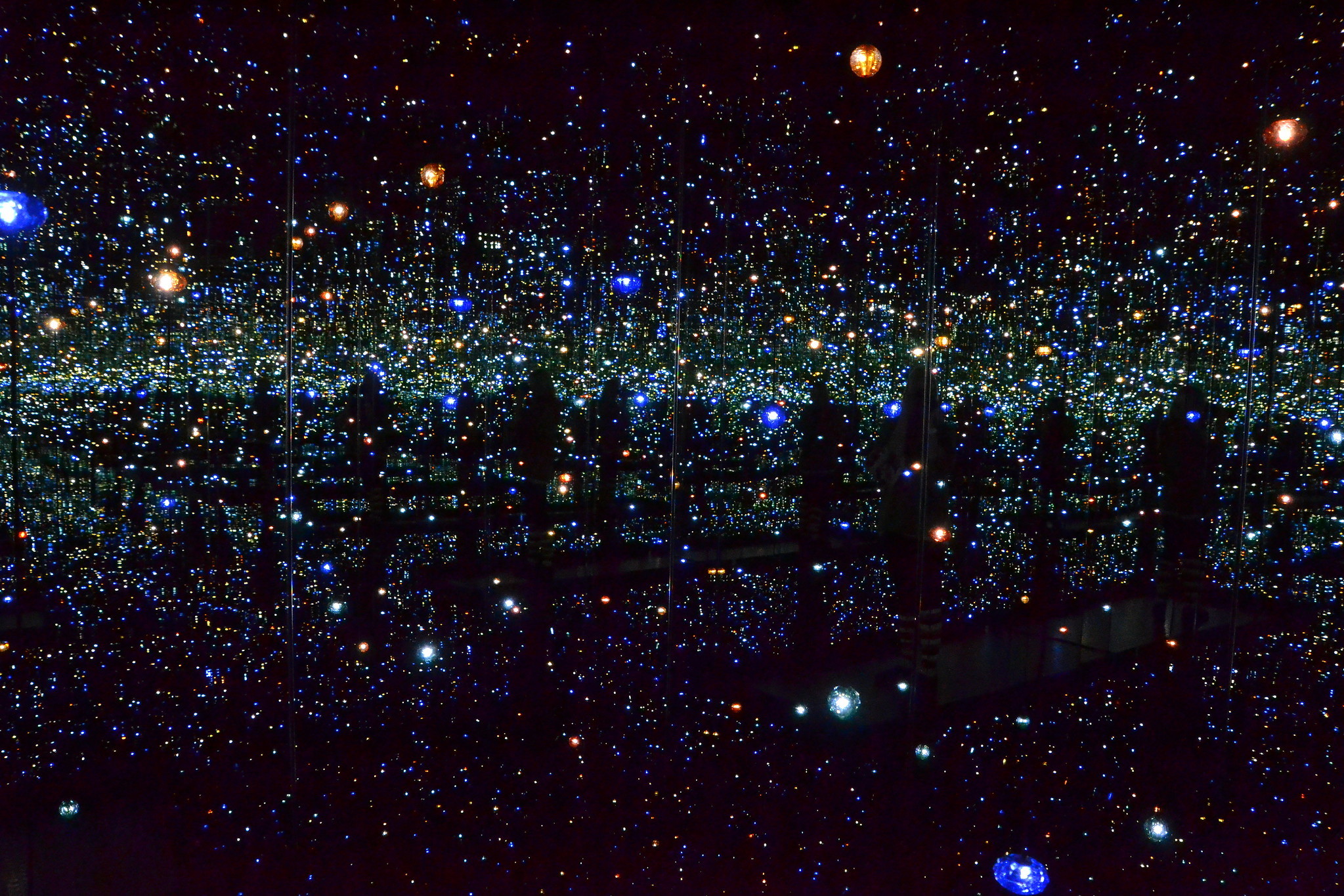Ya puedes entrar, virtualmente, a uno de los infinity mirror rooms de ...