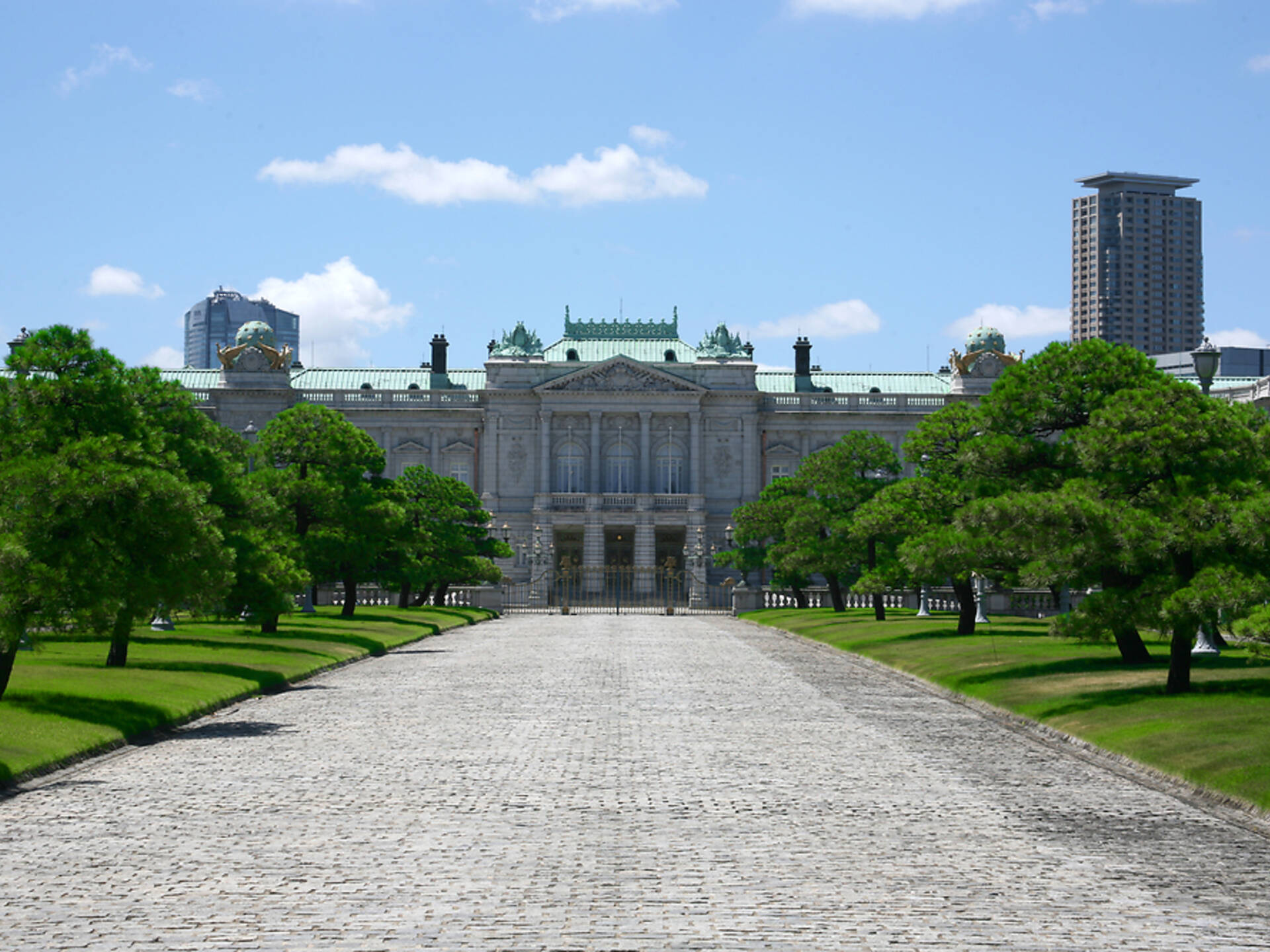 Royal castles and palaces you can tour remotely from home