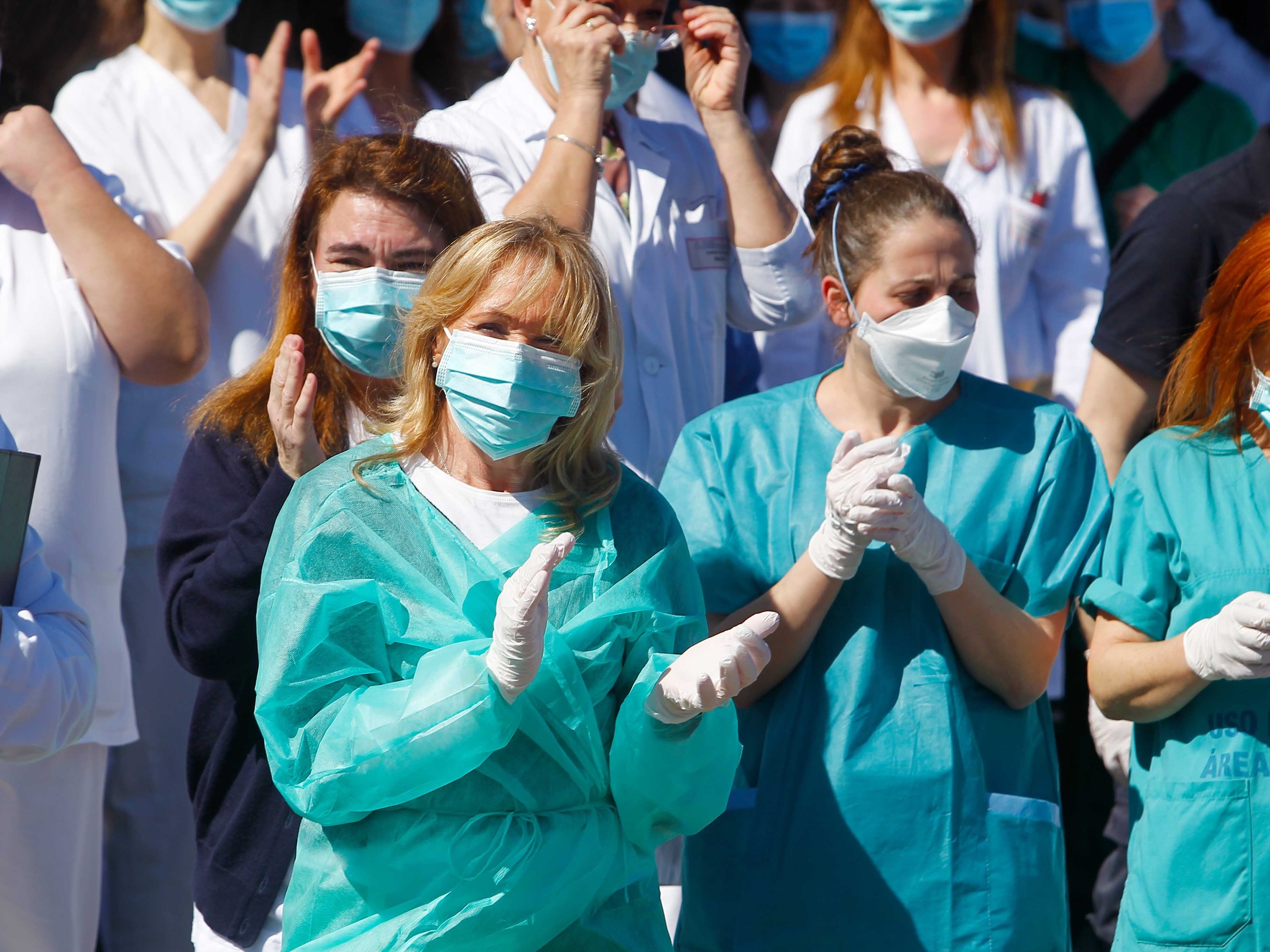 Recovered patients leave hospital to heartwarming applause