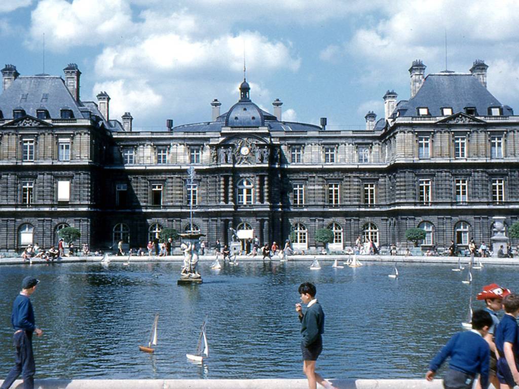 Amazing Full-Colour Vintage Photos of Paris in the ’60s