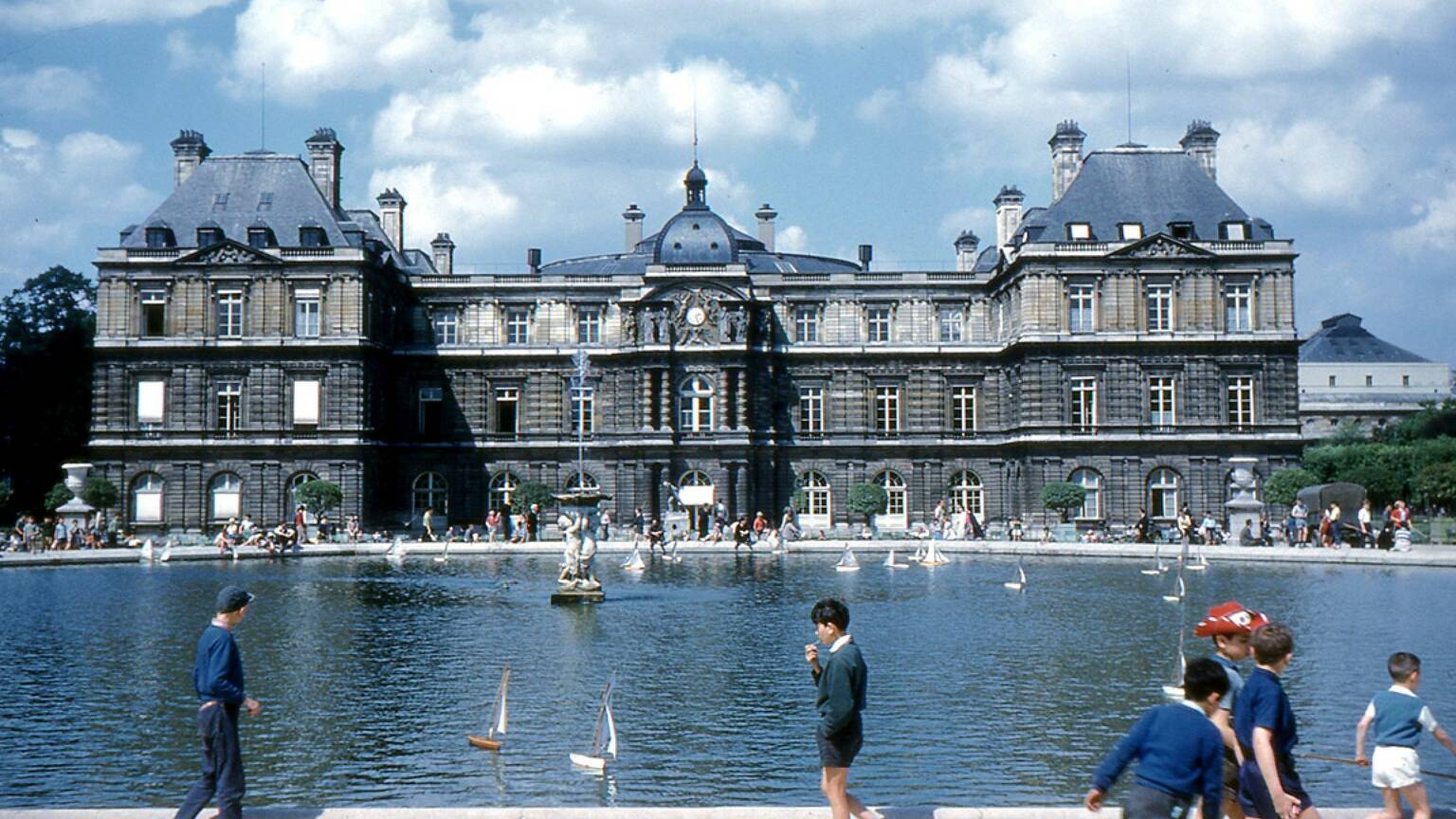 Amazing Full-Colour Vintage Photos of Paris in the ’60s