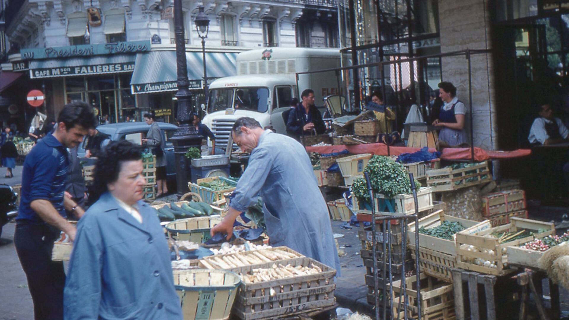 Amazing Full-Colour Vintage Photos of Paris in the ’60s