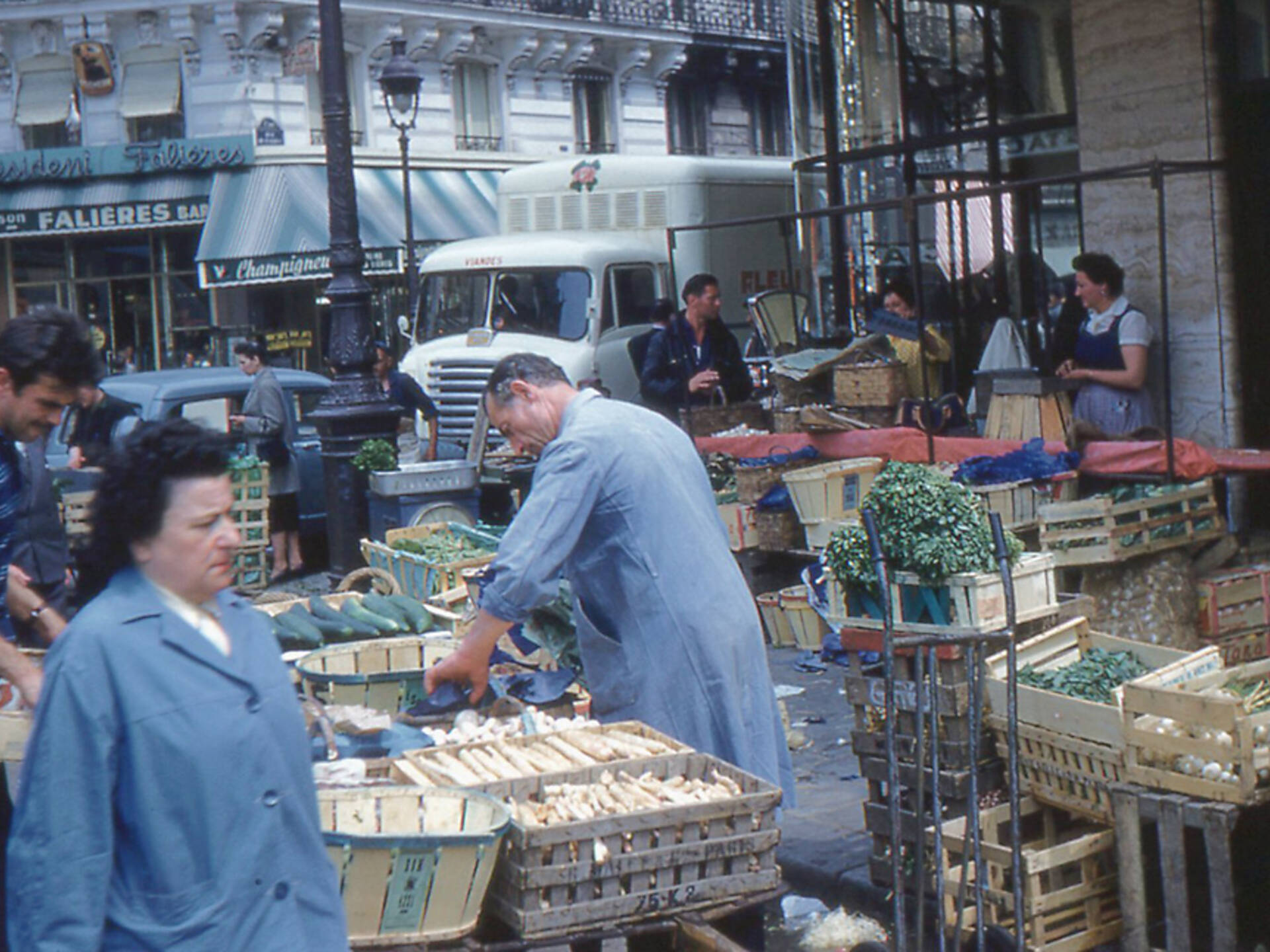 Amazing Full-Colour Vintage Photos of Paris in the ’60s
