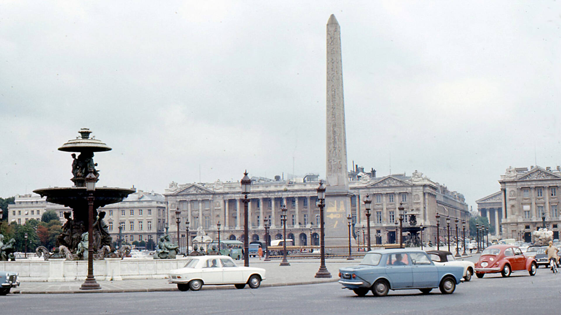Amazing Full-Colour Vintage Photos of Paris in the ’60s