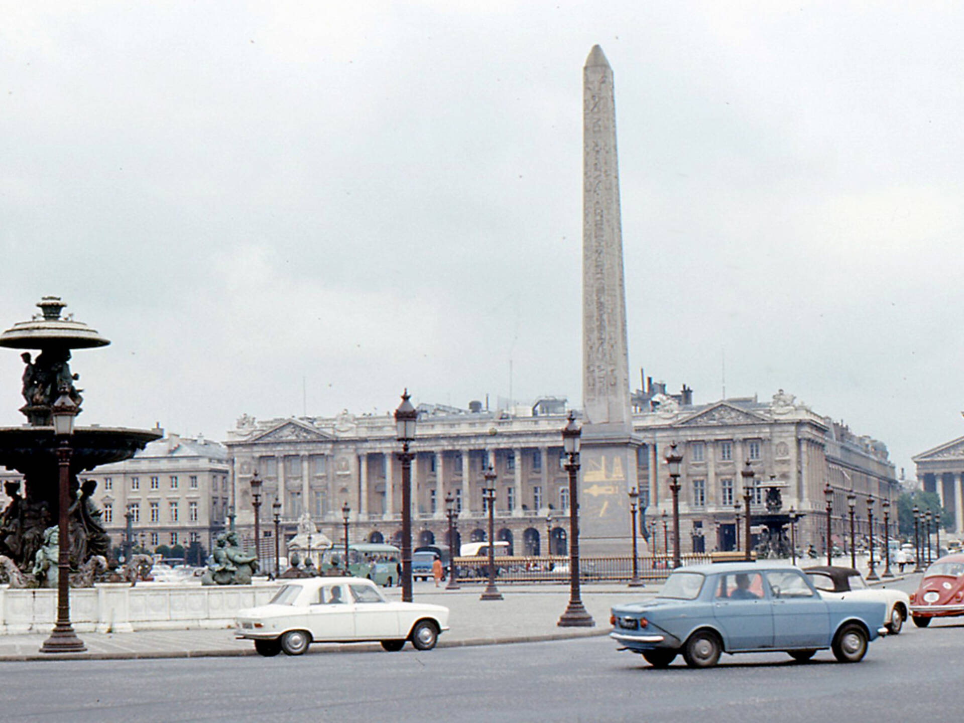 Amazing Full-Colour Vintage Photos of Paris in the ’60s