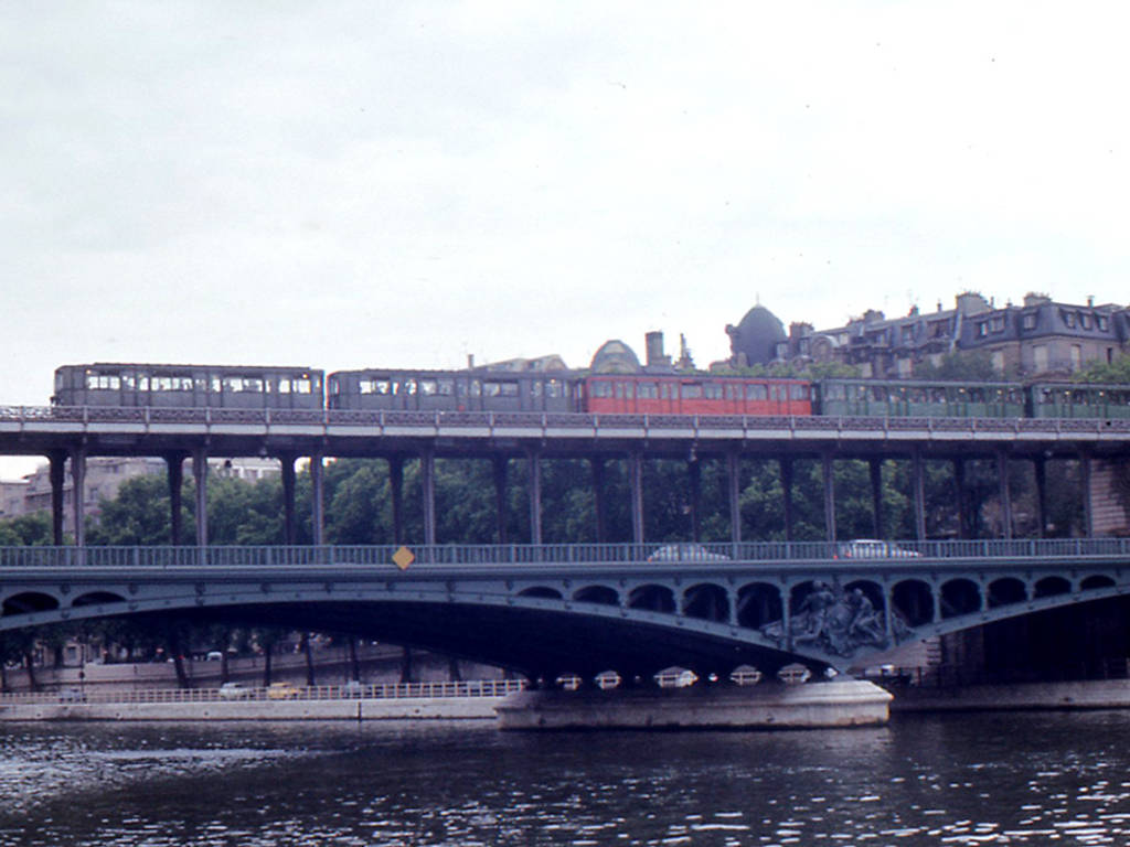 Amazing Full-Colour Vintage Photos of Paris in the ’60s