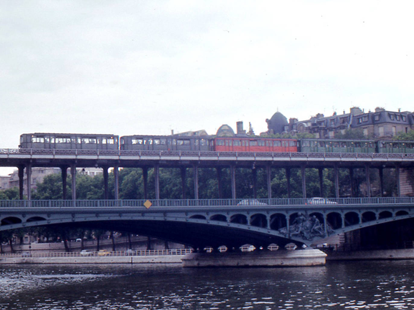 Amazing Full-Colour Vintage Photos of Paris in the ’60s