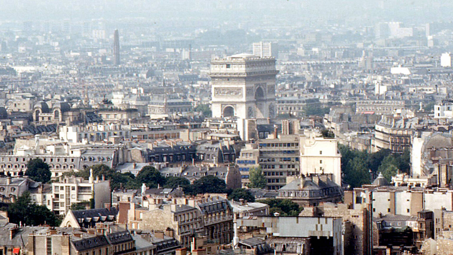 Amazing Full-Colour Vintage Photos of Paris in the ’60s