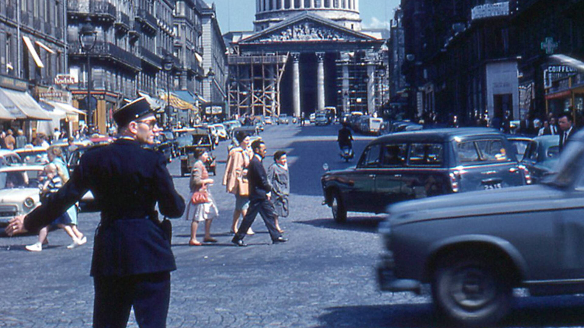 Amazing Full-Colour Vintage Photos of Paris in the ’60s