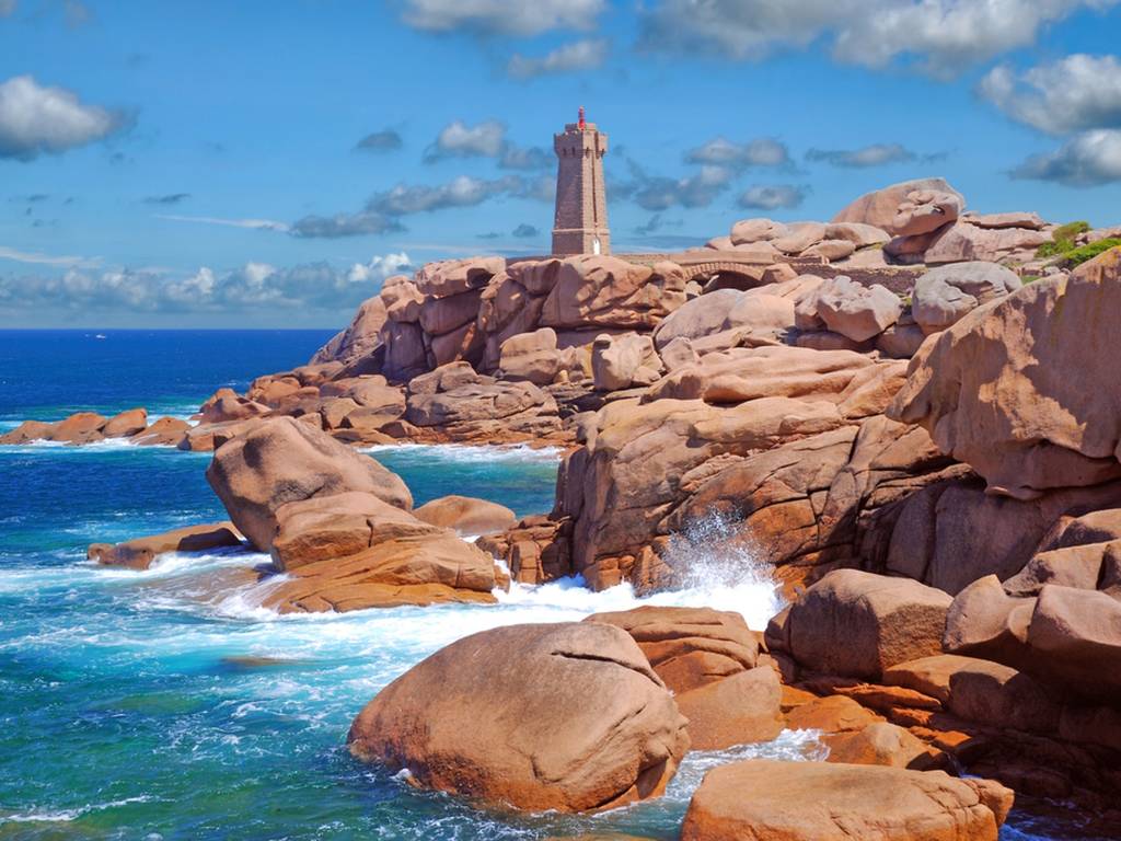 17 Incredibly Beautiful Places to Visit in France This Summer