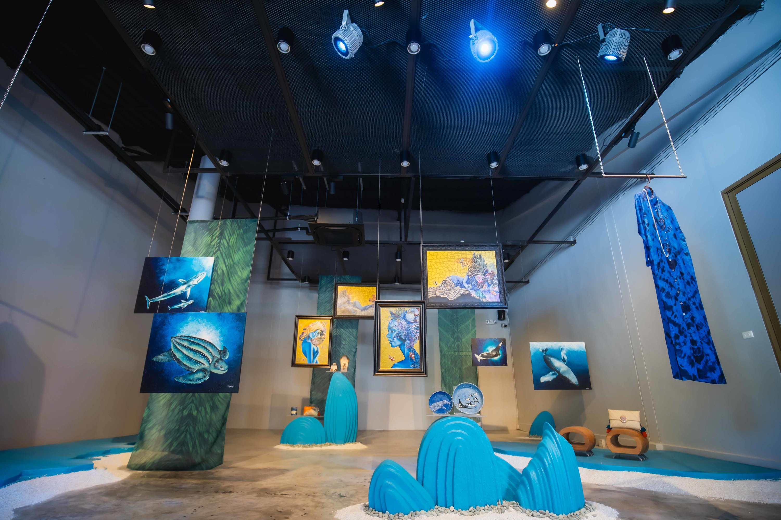บินไปชมงานศิลปะในอาร์ตสเปซแห่งใหม่ The Living Art Gallery ณ โครงการบลูท ...