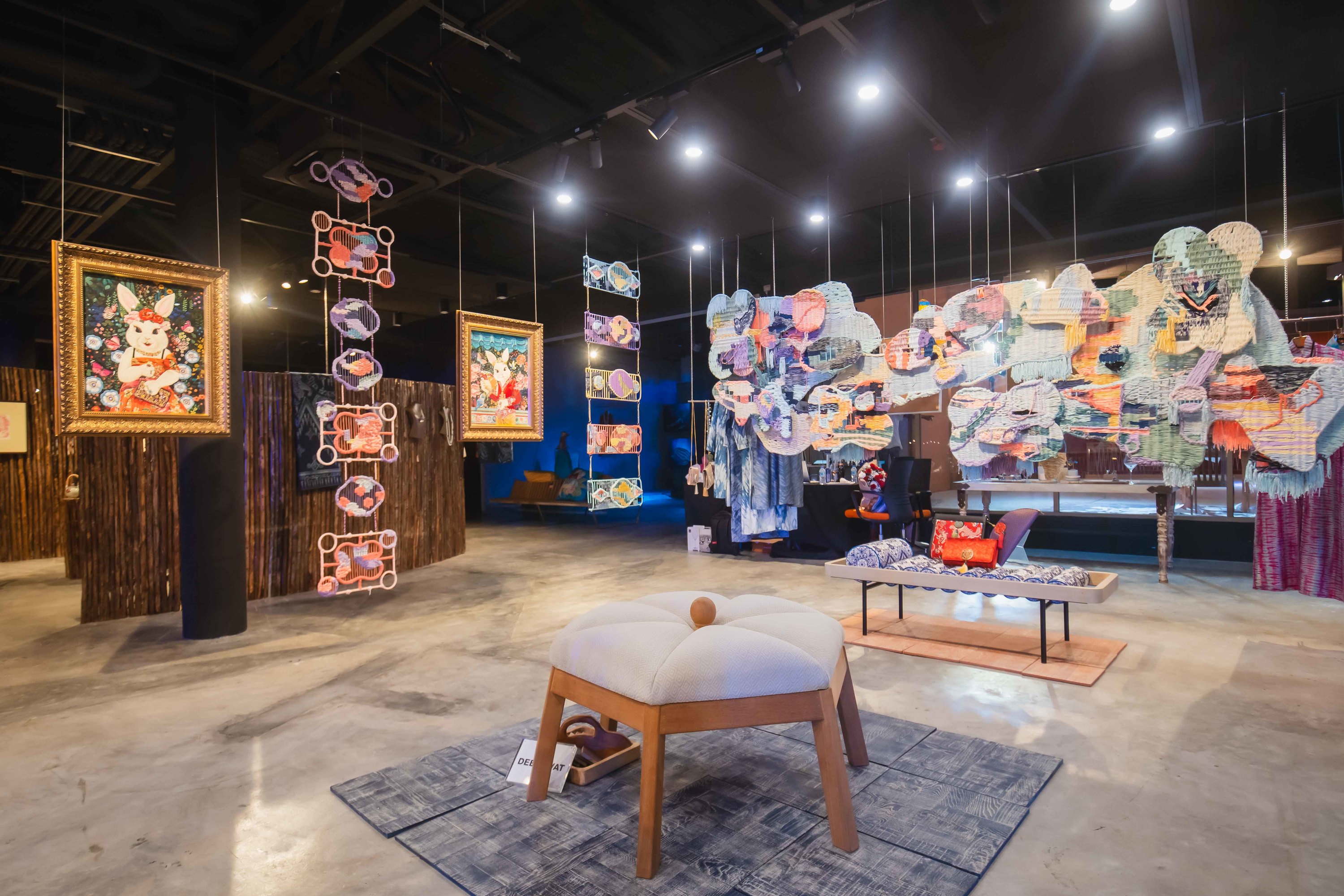 บินไปชมงานศิลปะในอาร์ตสเปซแห่งใหม่ The Living Art Gallery ณ โครงการบลูท ...