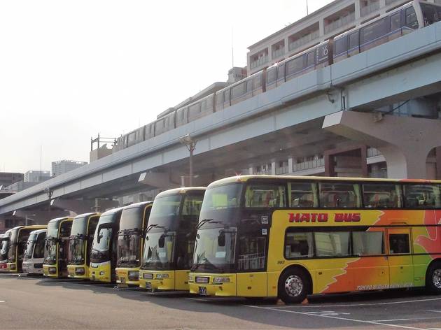 Tokyo’s empty tour busses are being used to create a giant maze this ...