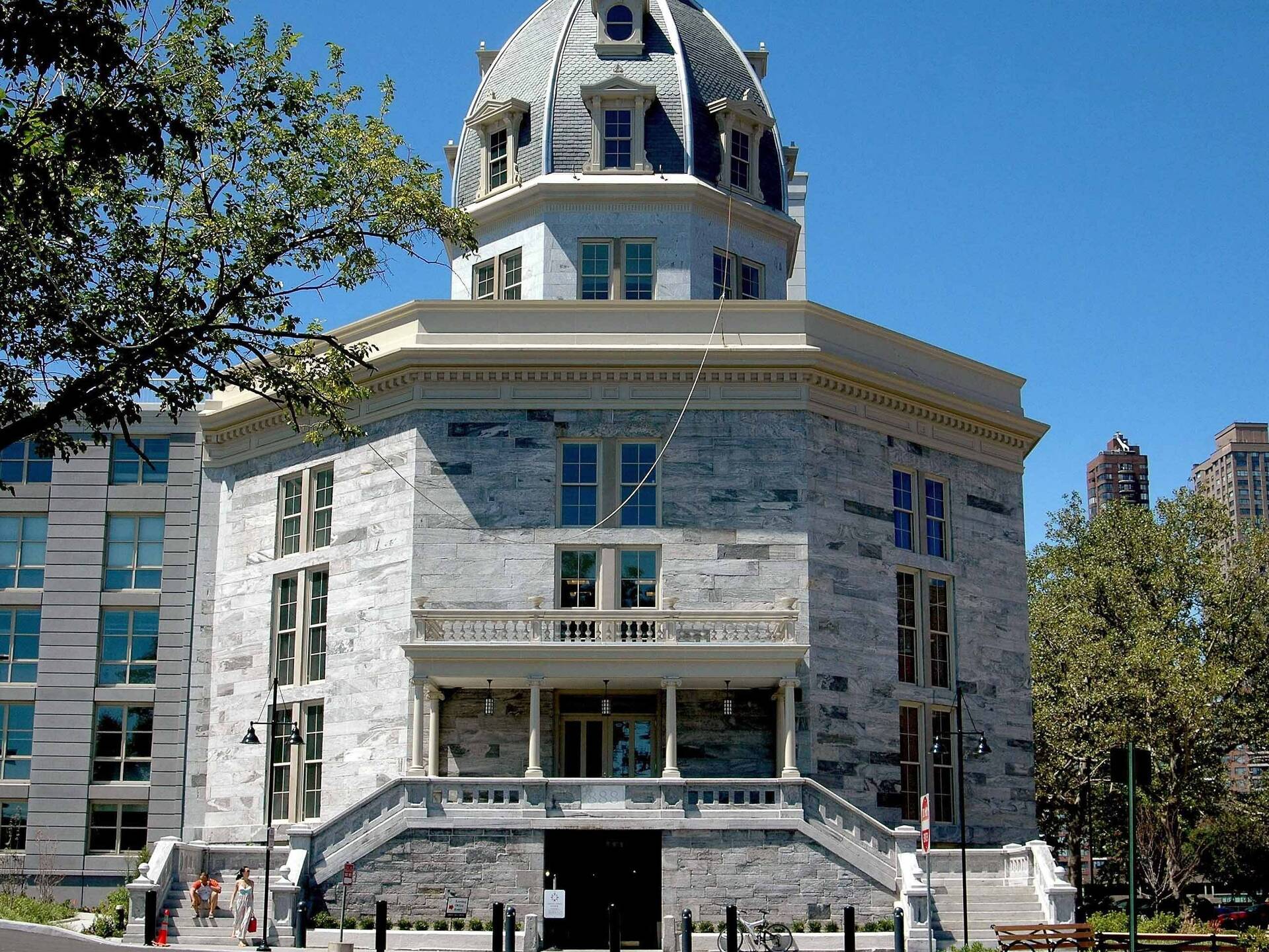 21 Most Haunted Places in New York, From Theaters To Bars