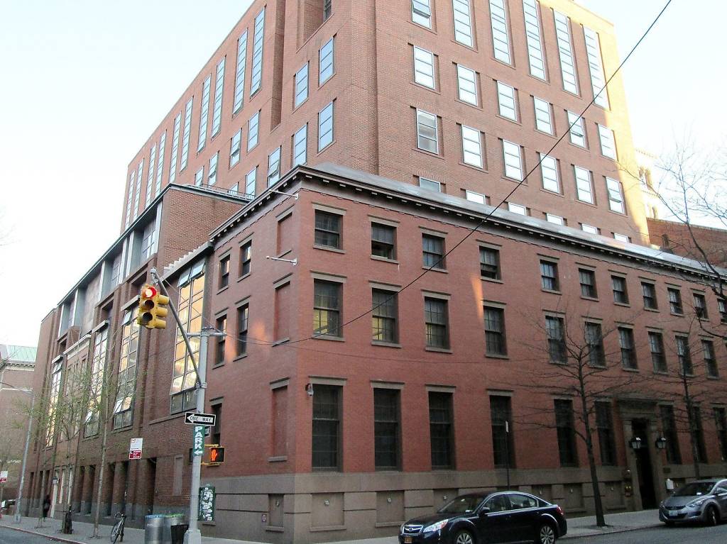 21 Most Haunted Places in New York, From Theaters To Bars