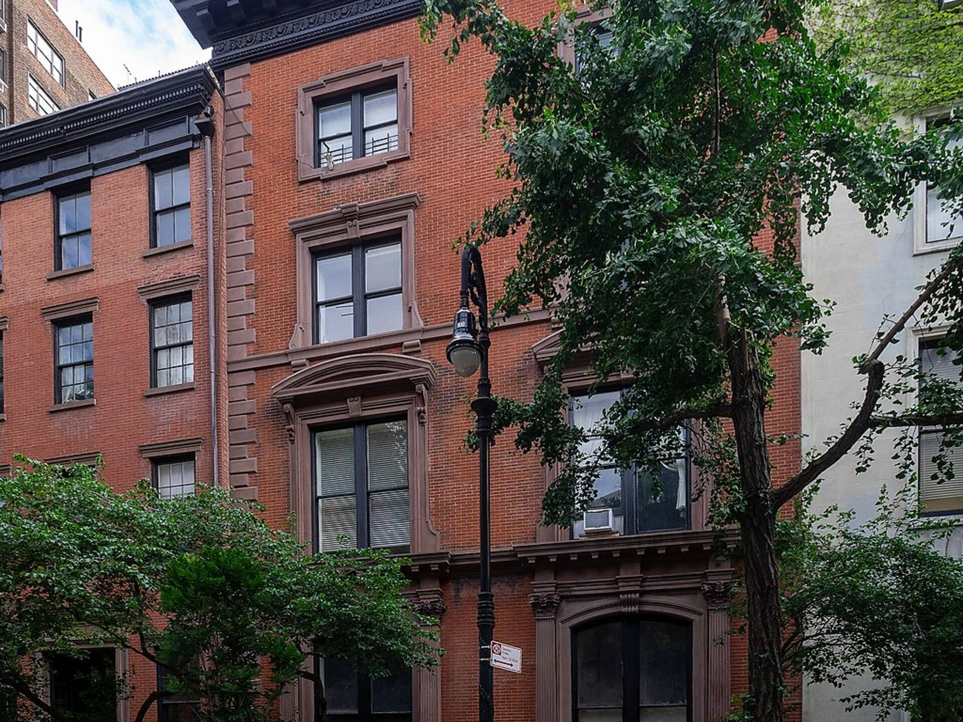 21 Most Haunted Places in New York, From Theaters To Bars