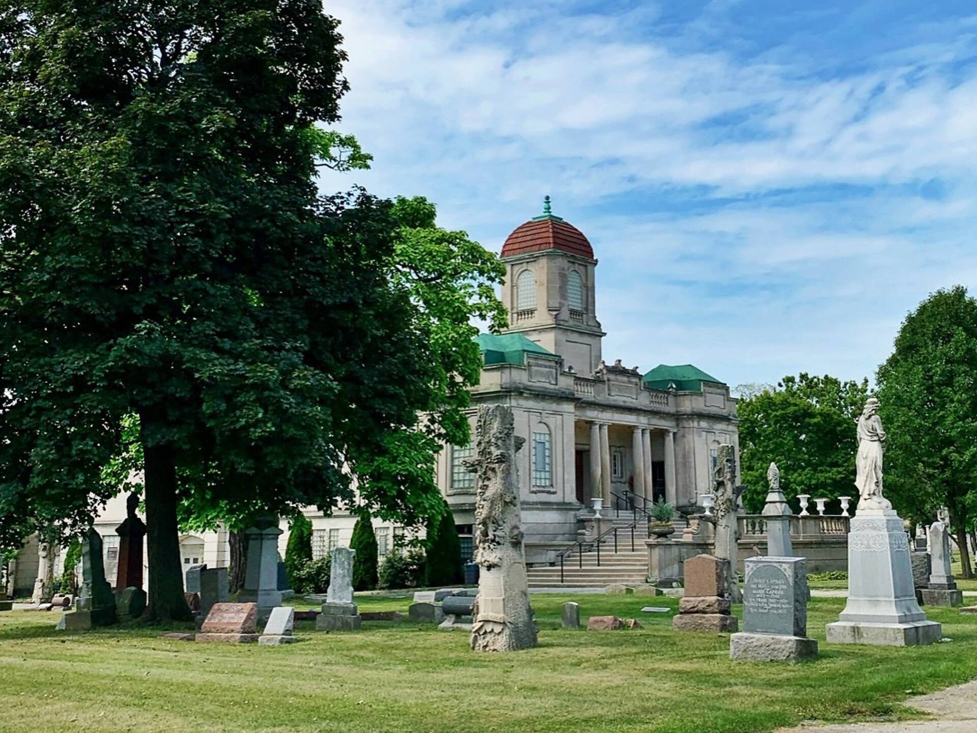 9 Beautiful Cemeteries in Chicago You Should Visit