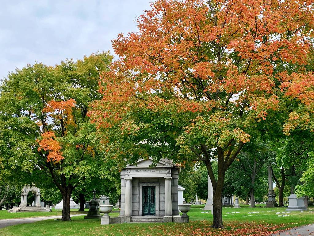 9 Beautiful Cemeteries in Chicago You Should Visit