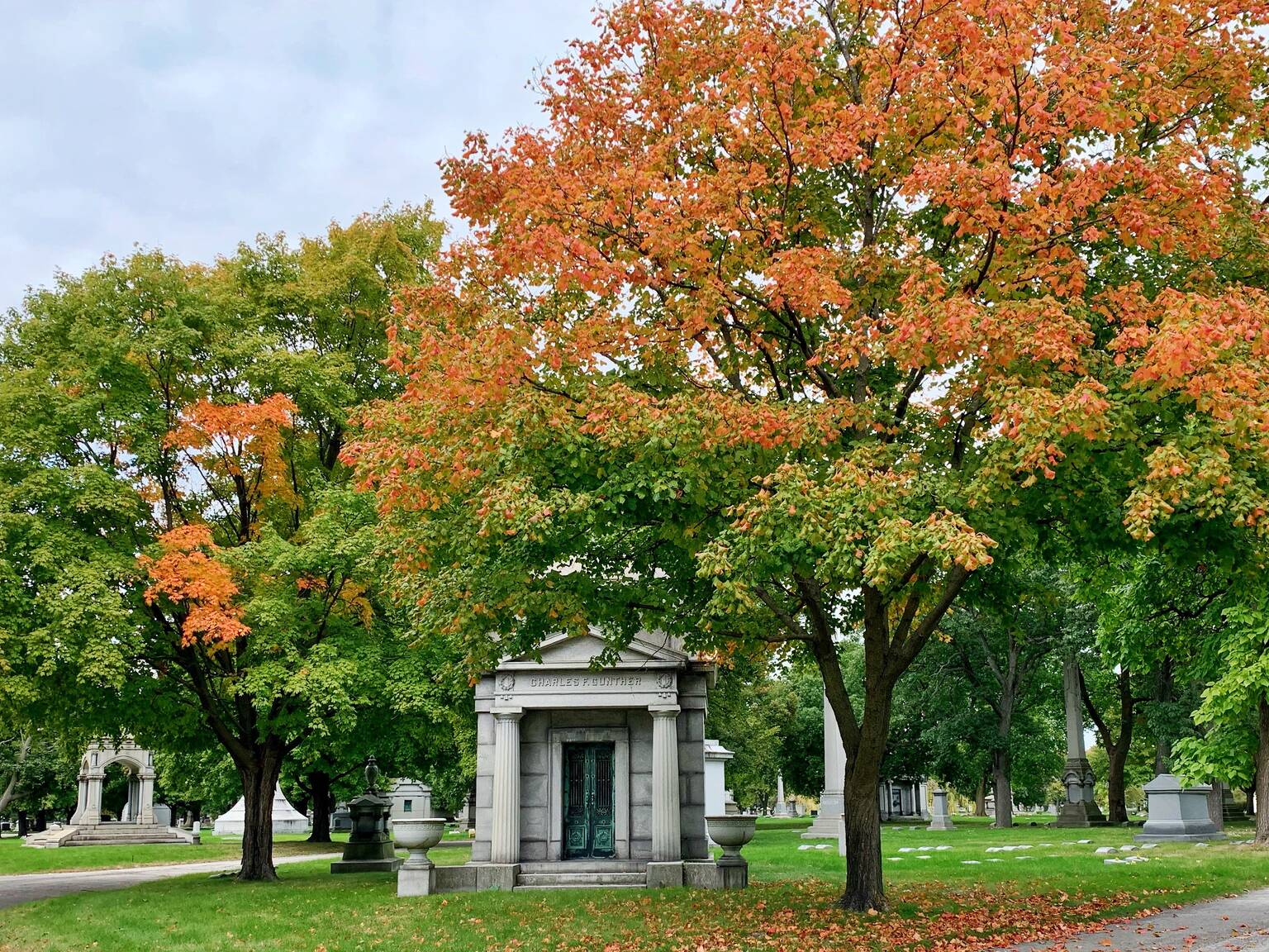 9 Beautiful Cemeteries in Chicago You Should Visit