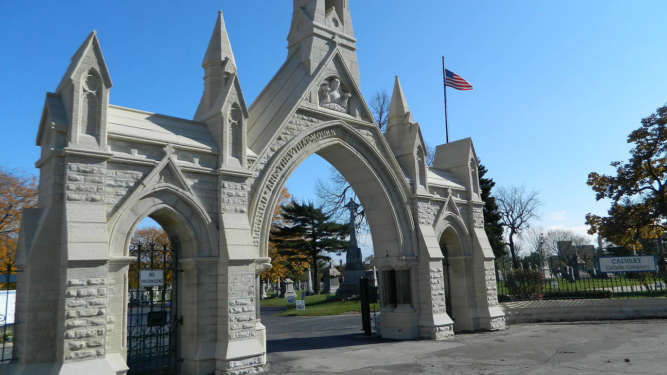9 Beautiful Cemeteries in Chicago You Should Visit