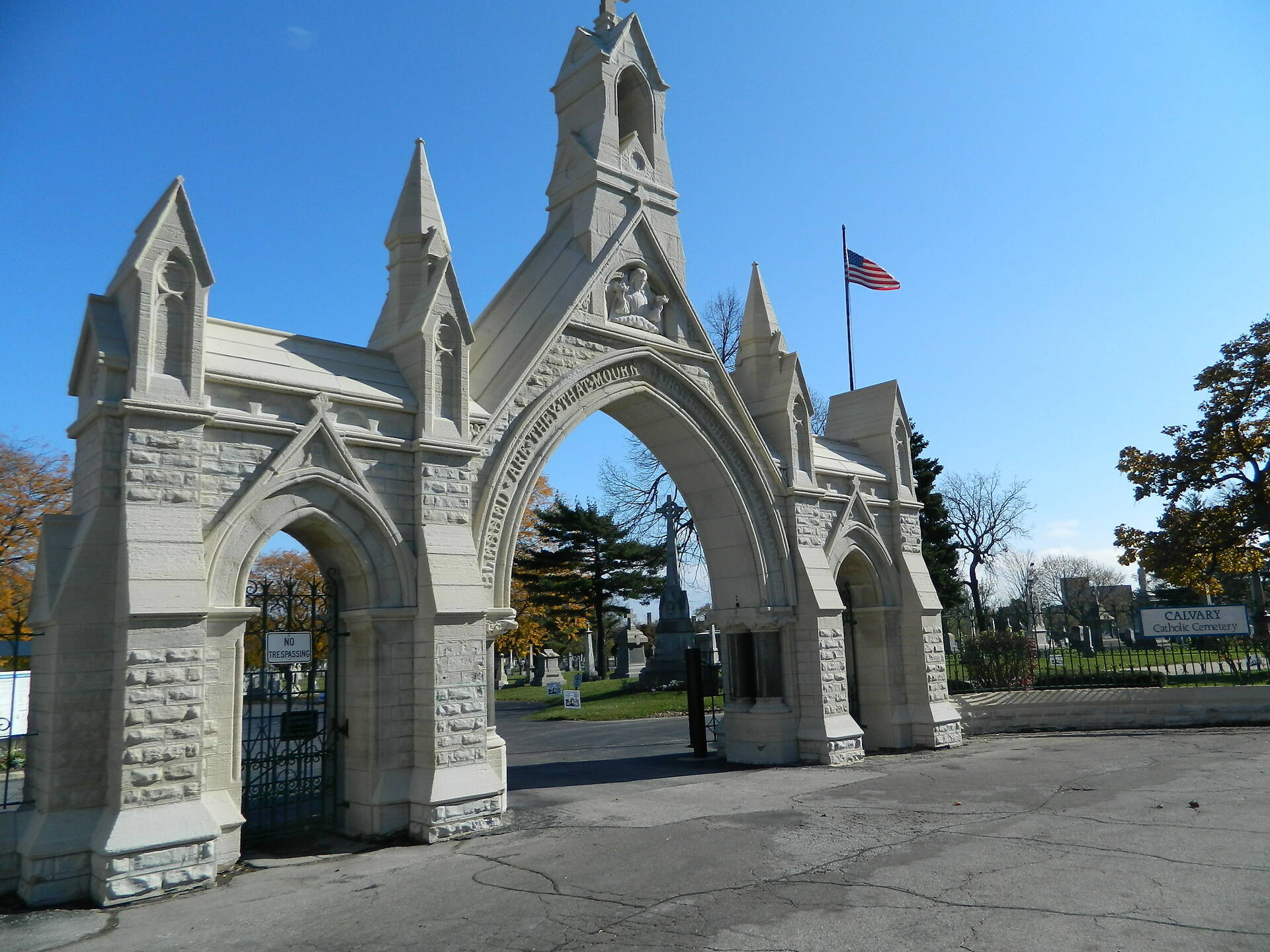 9 Beautiful Cemeteries in Chicago You Should Visit