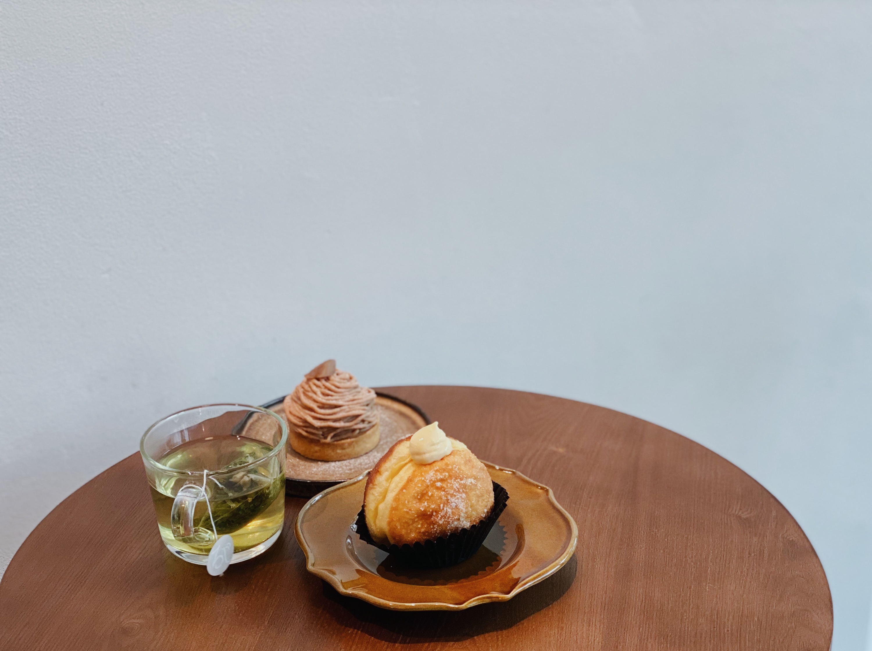 Simple Café: a minimally decorated space that delights with a ...