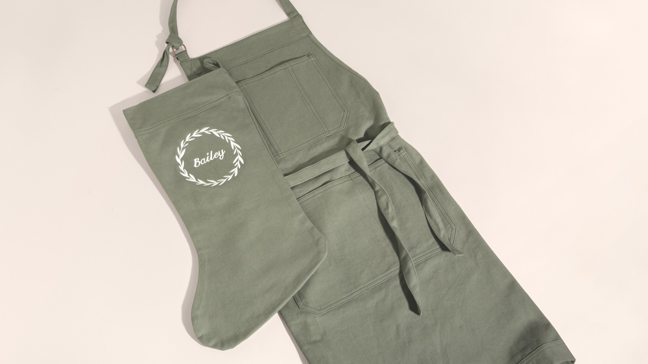 Cargo Crew is selling apron gift sets for Christmas