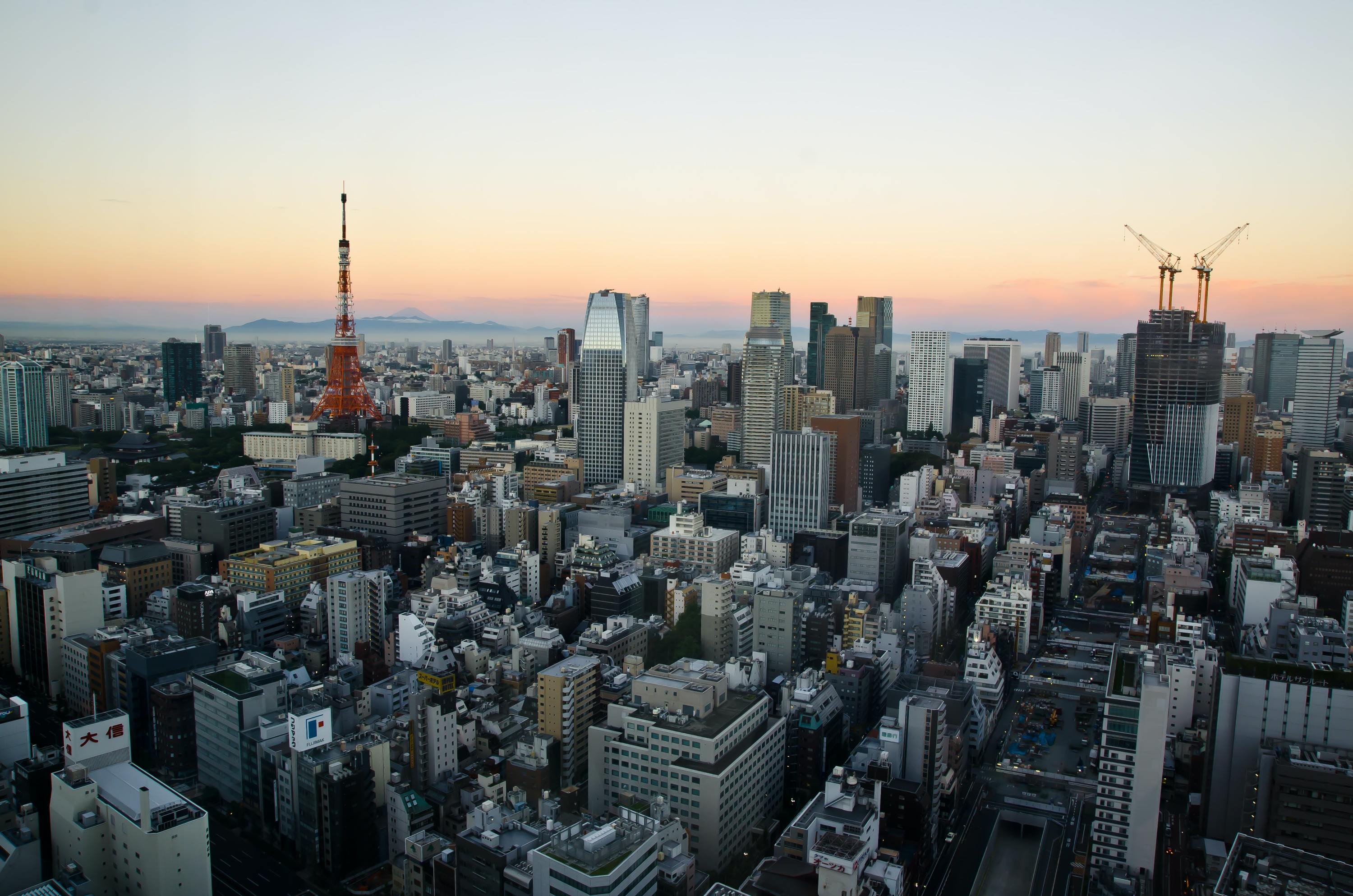 Tokyo raises its virus alert to the highest level due to a spike in ...