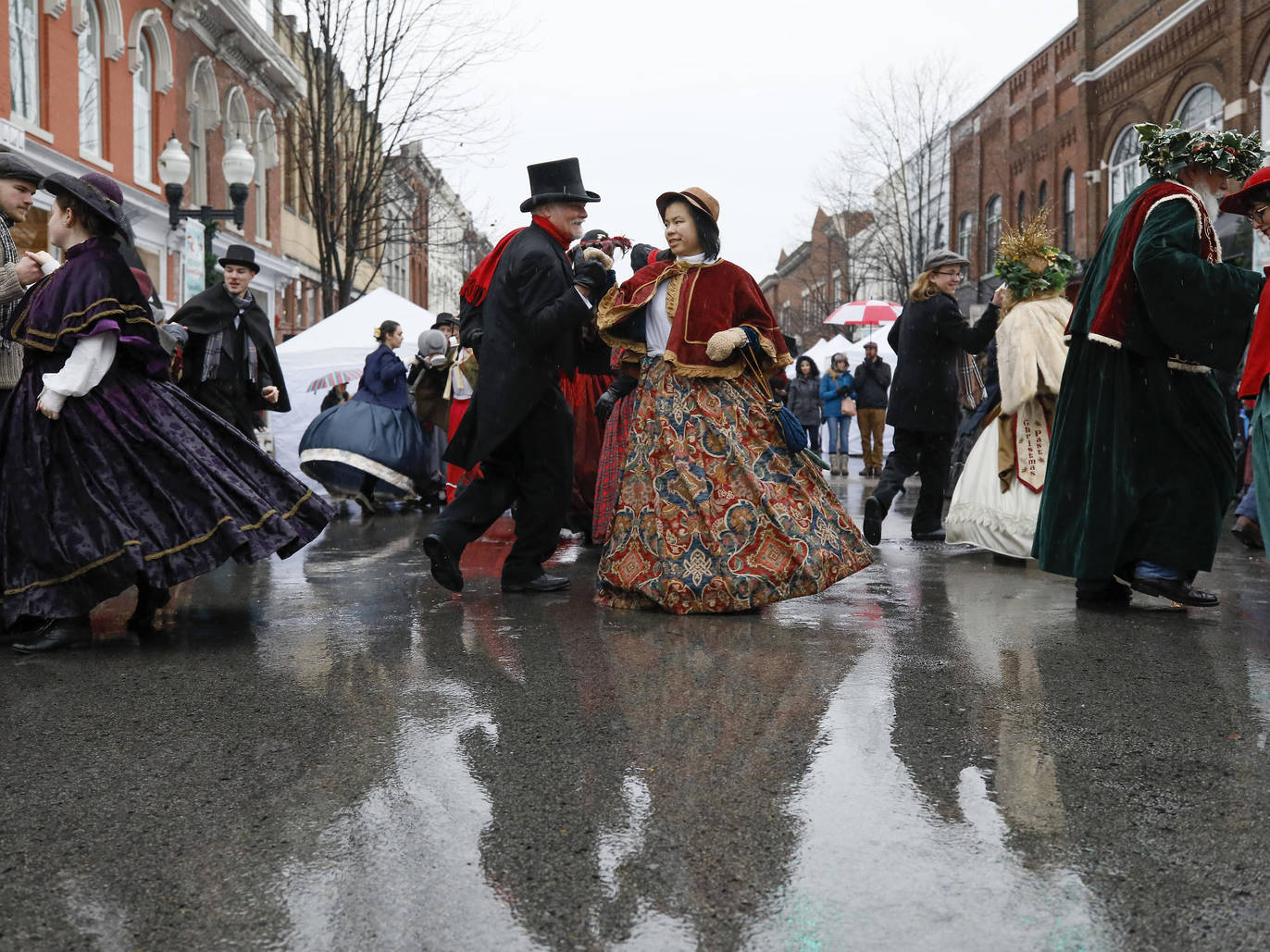 18 Best Christmas Cities in the USA to Visit for the Holidays