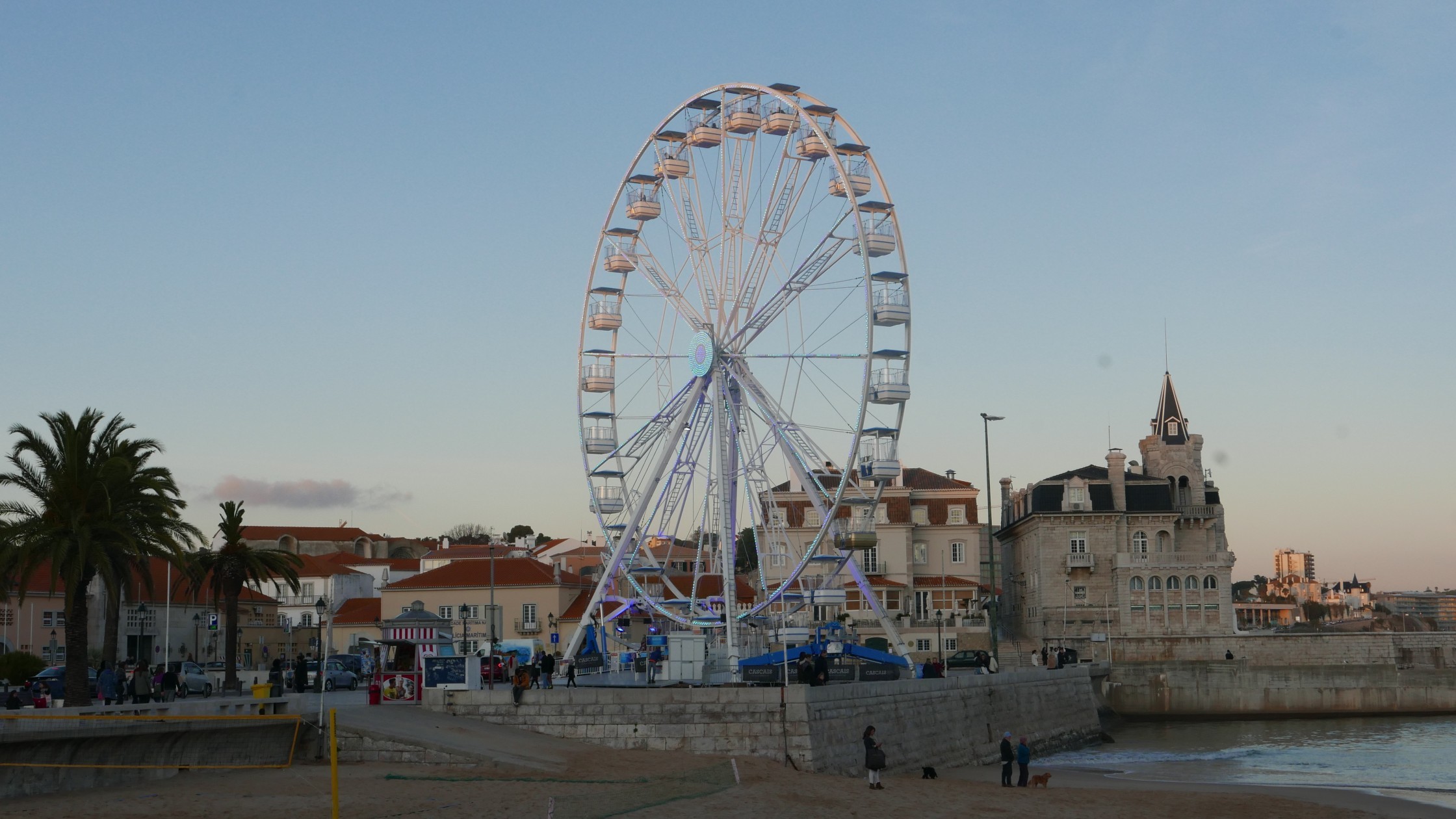 Cascais celebrates Easter with a Ferris wheel, a carousel, and a market ...