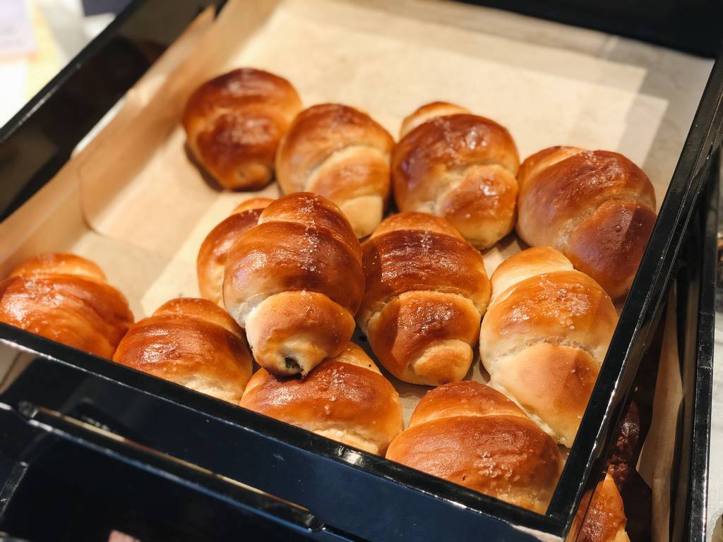 10 Japanese breads you have to try: truffle roll, curry bun, melonpan ...