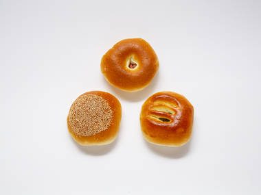 10 Japanese breads you have to try: truffle roll, curry bun, melonpan ...