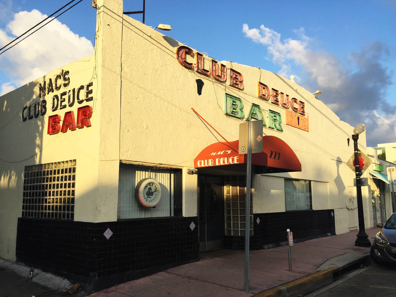 19 Best Bars in South Beach To Avoid The Tourist Traps